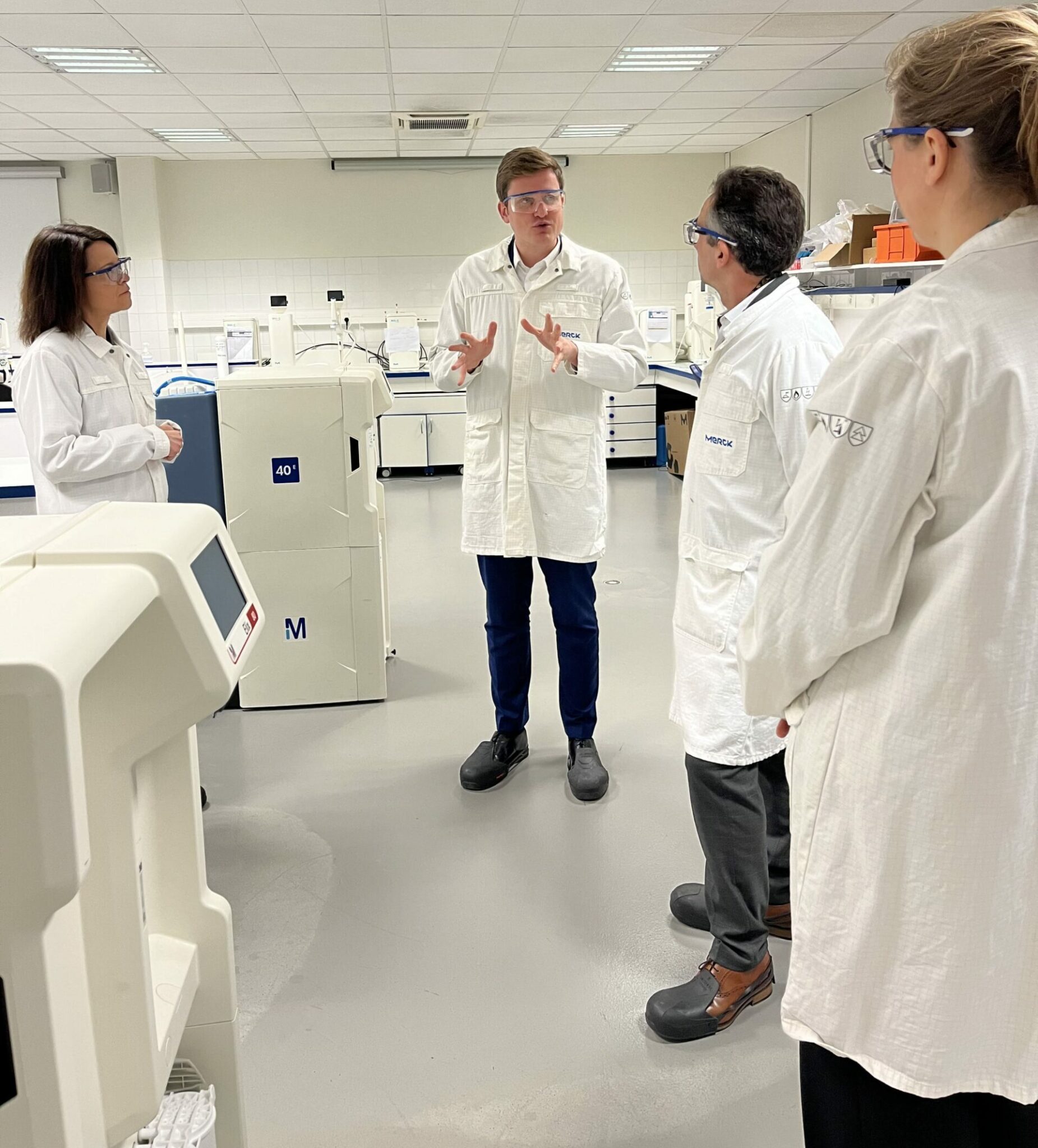 Visite des laboratoires d'innovation du groupe Merck à Guyancourt ...