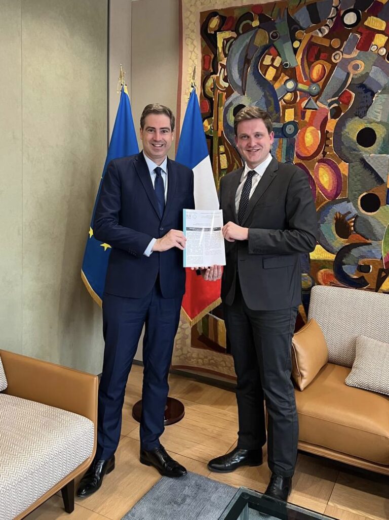 Remise de mon rapport parlementaire à Olivier Becht - Charles Rodwell